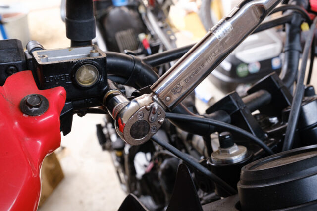 希望の長さで買えるスウェッジラインにブレーキホースを交換〜天涯レストア14 – TRIPOO!! 〜バイク･自転車･釣り日記〜