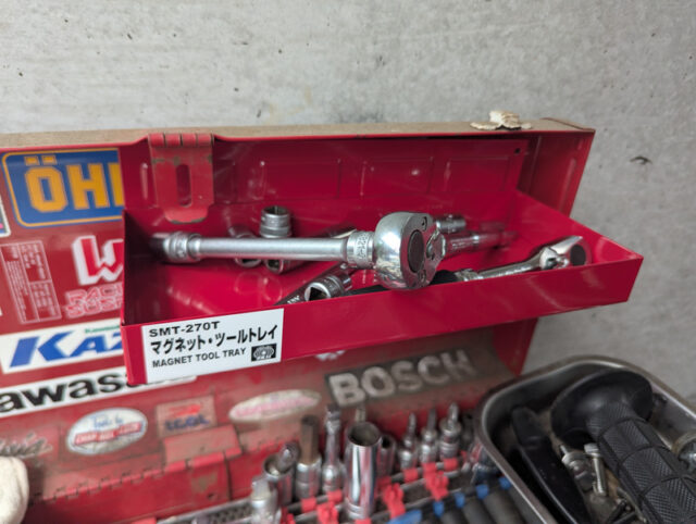 使っている工具を置くマグネットツールトレイが便利だった – TRIPOO!! 〜バイク･自転車･釣り日記〜